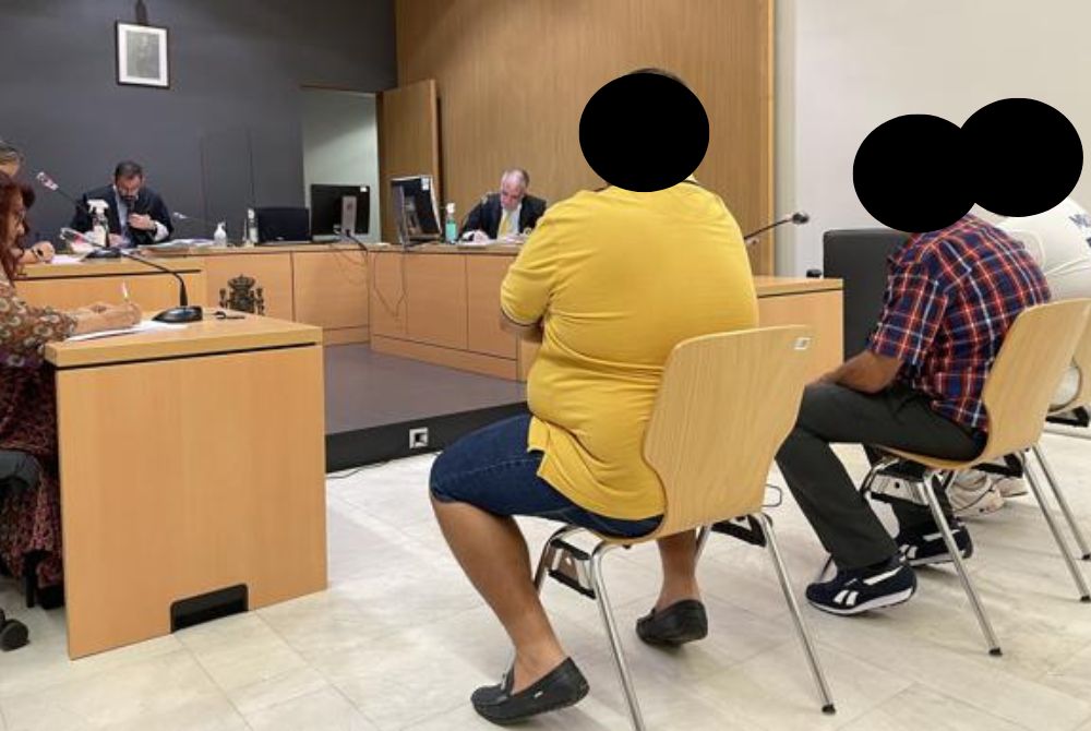 Kappet hodet av geitunge med barn tilstede